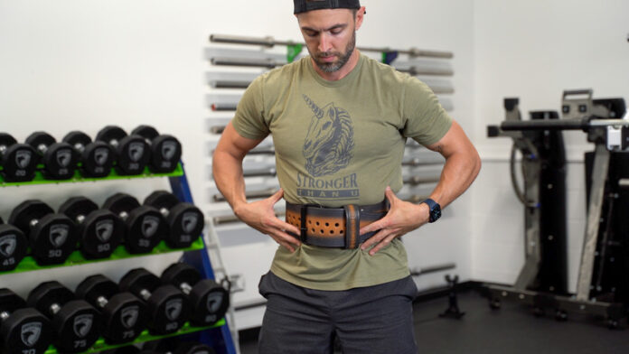 How to Wear a Weightlifting Belt: 3 Steps for the Best Results | Garage ...